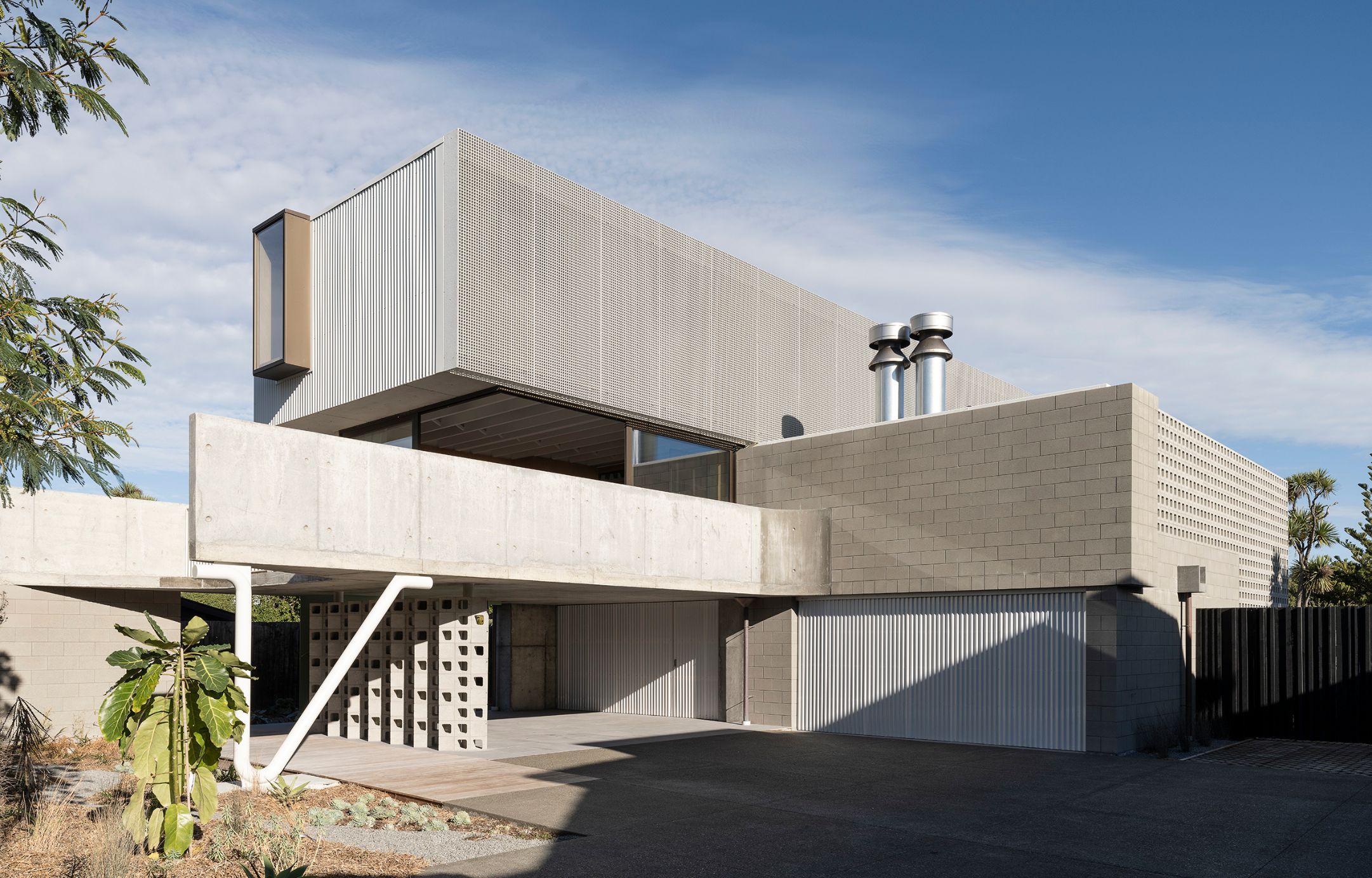 Award-Winning RHR House: Coastal Resilience Meets Architectural Innovation